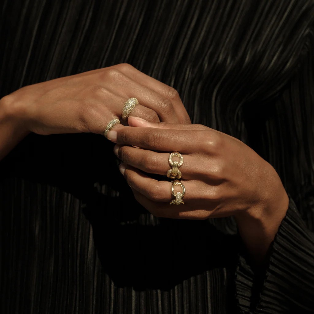 خواتم الخطوبة السميكة... العودة القوية للجرأة والأناقة في 2026 - مجلة هي